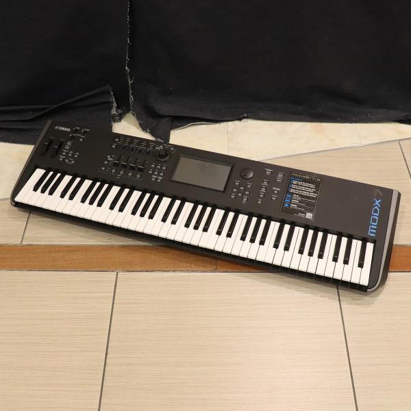 軽量×高性能、表現力を解き放つ次世代シンセ。YAMAHA MODX7は、フラッグシップであるMONTAGE直系のサウンドエンジンを継承しながら、軽量設計と高いコストパフォーマンスを実現した76鍵シンセサイザーです。AWM2による高品位なPC...
