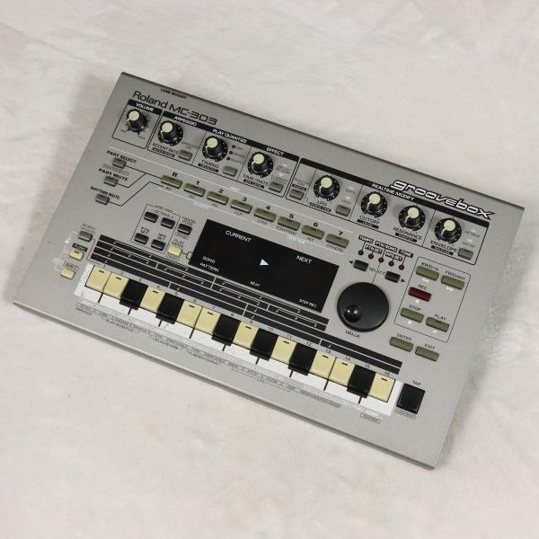 「グルーヴボックス」という言葉を生み出した先駆的モデル。1996年に登場したRoland MC-303は、シーケンサーとサウンドモジュールを一体化した“オールインワン・マシン”として、90年代クラブサウンドを象徴する名機です。本機は、TR-...