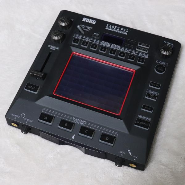 タッチエフェクト・ユニット「KAOSS PAD」シリーズの定番機。指先ひとつでエフェクトを直感的にコントロールできるXYタッチパッドを搭載し、フィルター、ディレイ、リバーブ、グリッチ系まで多彩なサウンドメイクをリアルタイムで展開可能。DJプ...