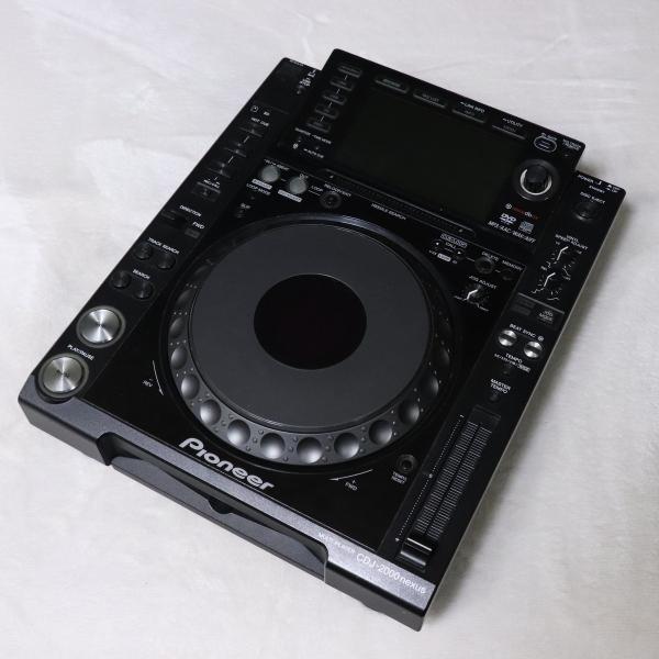 想像をはるかに超えるパフォーマンスの可能性を切り拓く、次世代マルチプレイヤー。進化を遂げたCDJ-2000NXSは、4デッキ・ビートシンク、スリップモード、ホットキュー・オートロードなど、先進的な機能を搭載しています。付属のrekordbo...
