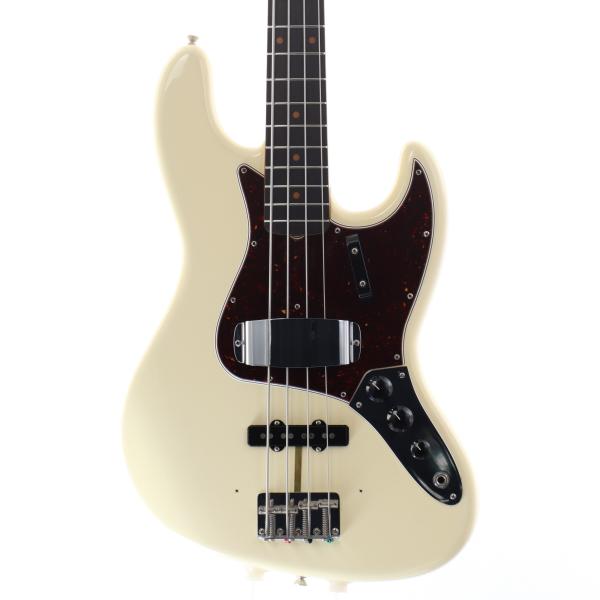 60年代ジャズベースのスタイルを踏襲しつつ、マッチングヘッド仕様へと変更された一本。American Original 60s Jazz Bassをベースに、ヘッドを同色でリフィニッシュした個体。より統一感のあるルックスに仕上げられています...