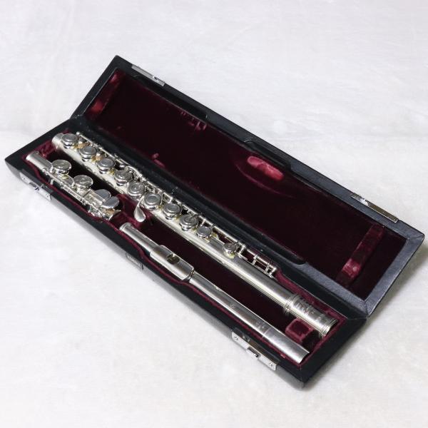 YAMAHA YFL-714 フルート上位モデルならではの豊かな音色と優れた表現力を備えた、幅広い演奏に対応できるモデルです。音の立ち上がりも良く、繊細な表現からしっかりとした響きまで、演奏者の表現を引き出してくれます。タンポの状態が良好な...