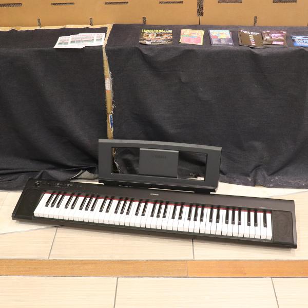 軽量でスリムなボディに、リアルなピアノ音とタッチ感に優れたボックス型鍵盤を搭載。アコースティックピアノをイメージした電子キーボード。スリムでコンパクトなボディに、こだわりのピアノ音色と段階的にタッチが変わる「グレードソフトタッチ」鍵盤を搭載...