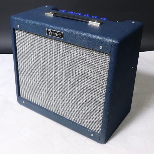 ネイビーカラーの外装にブルーのチキンヘッドノブを組み合わせた限定仕様のBlues Junior。定番小型チューブアンプとして長年支持されるBlues Juniorをベースに、日本向け100V仕様として展開された“Bluesman Jr”。カ...