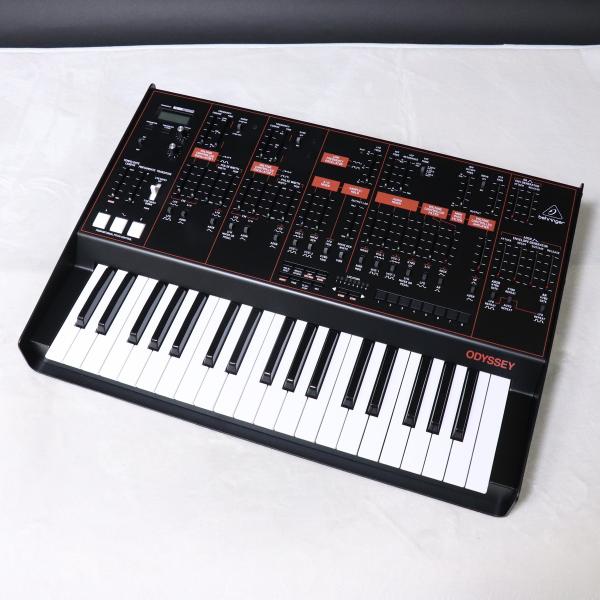 非常に分厚い音を作り出す為に2つのアナログオシレーターを備えたモノ/デュオフォニックシンセサイザーデュアルVCO、3ウェイマルチモードVCF、32ステップシーケンサー、 アルペジエーターと Klark Teknik FXを搭載した37鍵アナ...