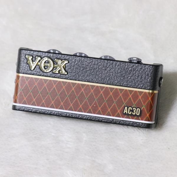 世界的に有名なVOX AC30サウンドを再現。CH1は暖かいノーマルトーンを提供、CH2は求められるブライトなトップブーストを提供します。amPlug3は、ギターに直接プラグ・インできるカジュアルさ、アナログ回路にこだわった本格的なサウンド...