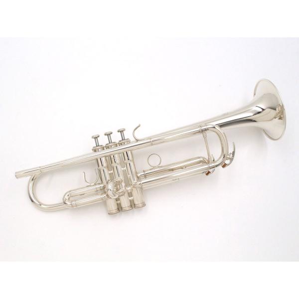 ヤマハ トランペット YTR-850Sシリアル番号D81194 管体重量1035グラムワンピースイエローブラス、銀メッキ仕上げ、第1第3トリガー付き、2ウォーターkey、チューニングスライド管1本支柱のカスタムグレードモデル。2022年マイ...