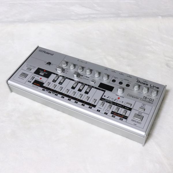 音楽シーンへ影響を与え続ける名機、TB-303をACBテクノロジーで再現。TB-303は、その独特のうねるフレーズと野太いむき出しのシンセ・サウンドで人気を博し、発売から30年以上経過した現在は、歴史的名機として人気を呼んでいます。Rola...