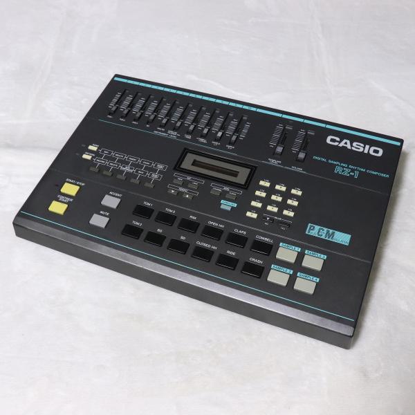 80年代デジタル・ドラムサウンドを象徴する名機!CASIO RZ-1は、PCM音源による個性的なデジタル・ドラムサウンドと、短いサンプルを録音して音色として使用できるサンプリング機能を搭載したリズムマシンです。各ドラム音のレベルを個別に調整...