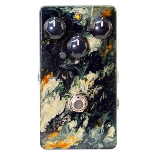 RFDでは、MOSFETいくつかによって生み出される複雑なコンプレックスな倍音特性と、どこまでも心地の良いピックアタックに対するコンプレッションを。そして、後段となるPower ICからは艶のあるサステインとギターのボリュームに対する完全な...