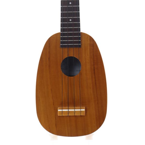 Famous FS-4PG が入荷しました。国産ソプラノサイズのパイナップル型ウクレレです。ハワイアンコア材を使用し、伝統的な形状と現代的な演奏性を両立させたモデルコンディションですが、全体的にスリ傷や打痕等の使用感がございます。