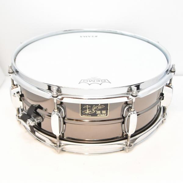 TAMA NSS1455 そうる透 プロデュース 14x5.5 スネアドラム が中古で入荷しました!■ スティールシェル内側にシリコンを充填し高域の鳴きを生かしつつオーバートーンを抑えたソリッドなサウンドを実現■ 14×5.5インチ・1mm...