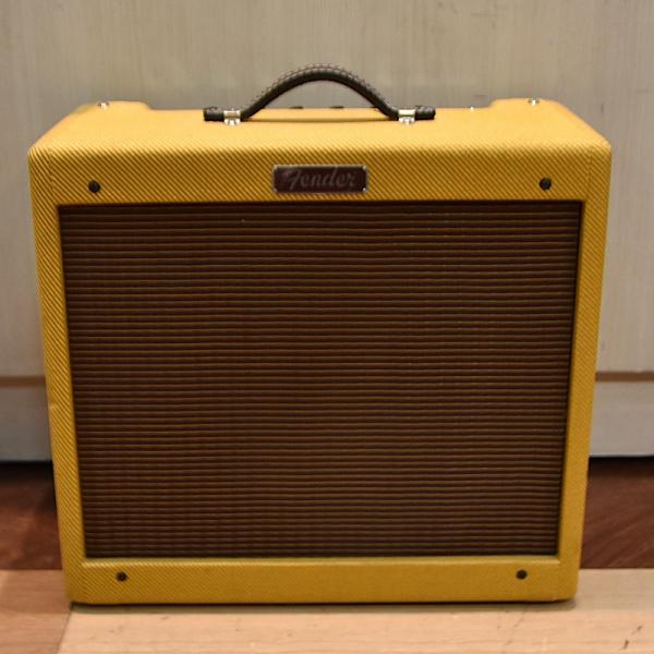 BLUES JUNIOR Lacquered Tweed  が中古で入荷しました!15W出力のオールチューブコンボアンプで、EL84パワーチューブによる温かみのあるクリーンから太いクランチまでをカバー。Lacquered Tweed 外装を...