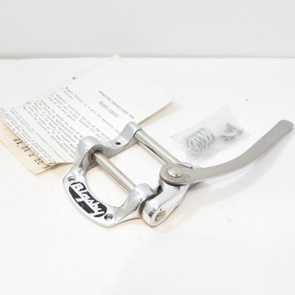 BIGSBY B-5 が中古で入荷しました!■ フラットトップのソリッドボディギター向けに設計された定番ビグスビーヴィブラートユニット■ テンションバー付き構造による適切な弦角確保と安定したチューニング特性経年劣化と使用感 傷などはあります...