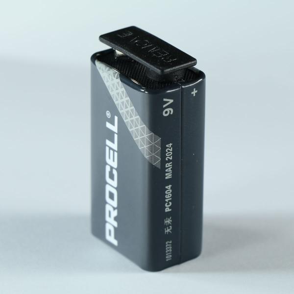 エリック・ジョンソンも愛用しているという噂の、デュラセル製プロセルアルカリ9V電池です。他の電池に比べ電圧が安定している為、デジタルエフェクターやエレアコには最適の9V電池といえるでしょう。※画像はサンプルです。デザイン・仕様は予告なく変更...