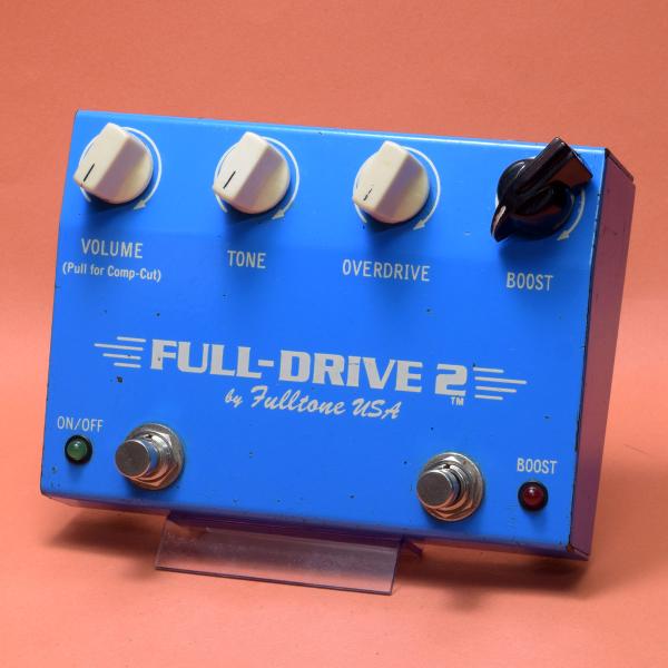 オーバードライブの最高峰にして今だ多くのプレイヤーの羨望を集める「FULLDRIVE」。ナチュラルな歪みを付加しつつもノイズが非常に少ない。クラスA回路チューブアンプのような豊かなハーモニクスも特徴の一つ。PULL FOR COMP CUT...