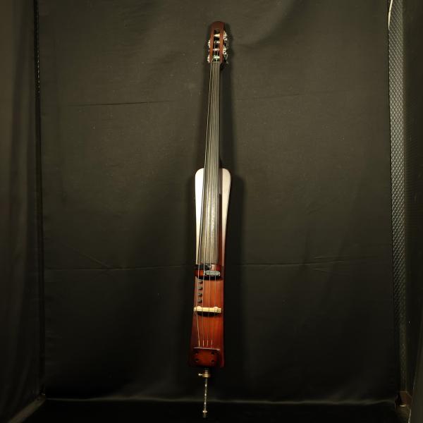 エレクトリックアップライトベースハイ・コストパフォーマンスモデルがランドスケープ。必要最小限まで削りとったコンパクトボディながら、上位機種同様のピックアップを搭載。マグネットとピエゾPUのコンビネーションにより再現能力を向上。そしてこの価格...