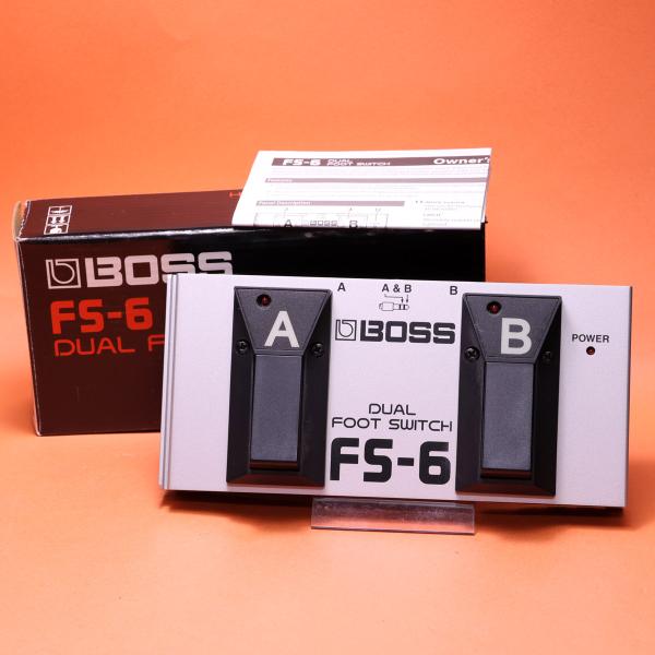 極性の切り替え可能なデュアルタイプのフット・スイッチラッチ／モーメンタリーの切り換えはもちろん、極性も切り換えることのできる、2つのフット・スイッチが一体化されたモデルです。くすみや擦れ等使用感があります。