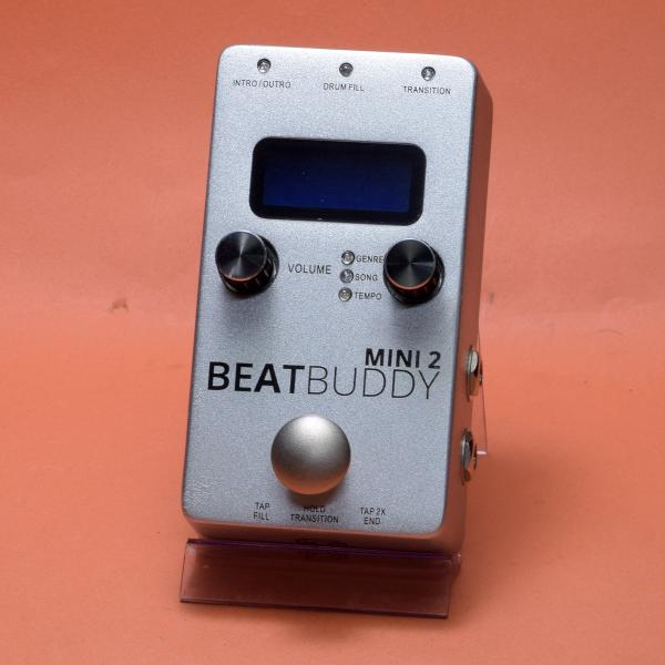 シングラーサウンドのペダル型ドラムマシン220以上のスタイル、24ジャンル、10種類のドラムセット音色を収録。フットスイッチを使って、ソングのスタート/エンド、フィルインなどの操作を演奏中にハンズフリーで操作可能。アウトプットはヘッドフォン...