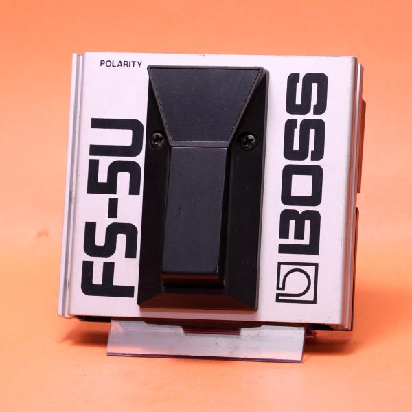 ボスのアンラッチタイプのフットスイッチリズムマシンやシーケンサーのスタート／ストップなど幅広い用途に対応するフットスイッチです。擦れや小傷など使用感があります