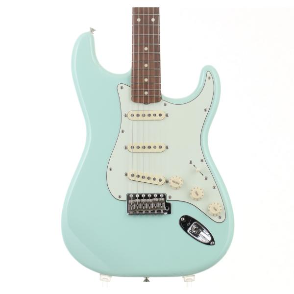 クラシックカラーやピックアップ、ネックシェイプ等、ルックスからサウンドに至るまで忠実に再現したメキシコ製フェンダーのクラシックシリーズ、Vintera 。本器はサーフグリーンのフィニッシュの個体で、アルダーボディ、メイプルネック、パーフェロ...