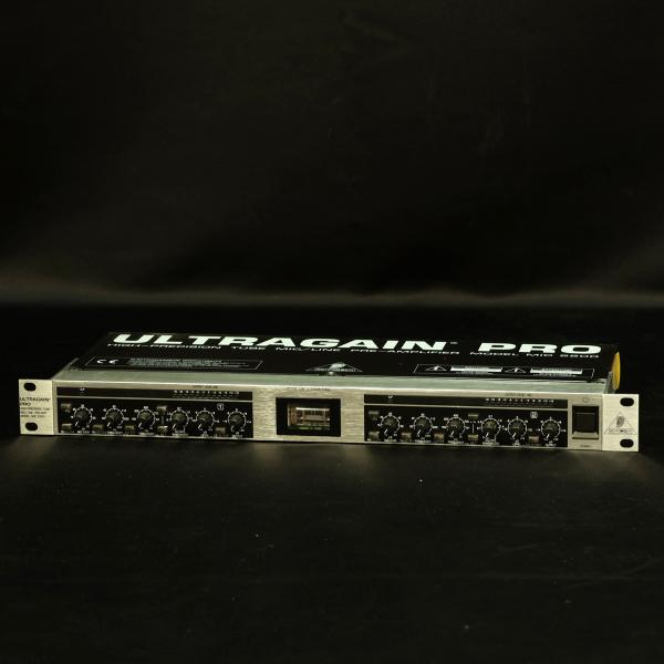 パラメトリックEQを内蔵した2ch真空管マイクプリアンプ。ボーカルのほか、ギター、ベース、キーボードなど多様な楽器と接続することで真空管特有の温かみを付加します。筐体の傷やくすみなどの使用感がございます。