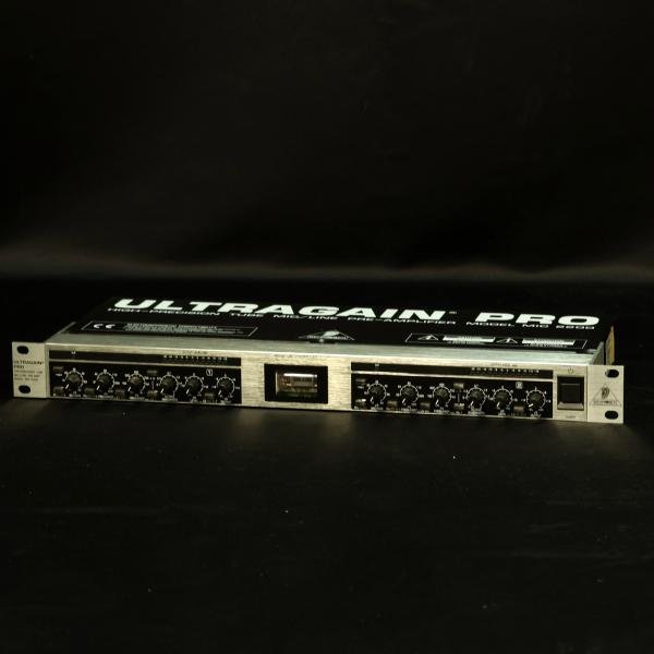 パラメトリックEQを内蔵した2ch真空管マイクプリアンプ。ボーカルのほか、ギター、ベース、キーボードなど多様な楽器と接続することで真空管特有の温かみを付加します。筐体の傷やくすみなどの使用感がございます。