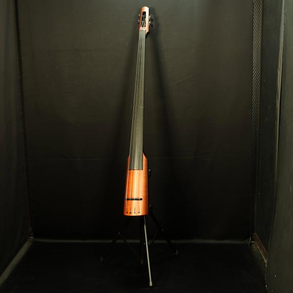 ヘッドレスでお馴染みスタインバーガーの設計者、ネッド・スタインバーガーが手掛けるブランドのアップライト・ベース。軽量且つスタイリッシュなデザインで取り回しが良く、練習用やステージでの使用に役立つ一本です。細かな傷や小さな打痕、くすみなどの使...