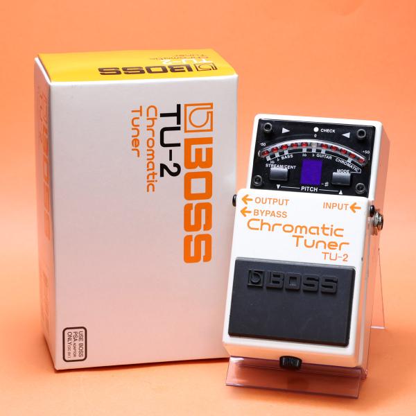 BOSSのペダルチューナー「TU-2 Chromatic Tuner」暗いステージ上でも視認しやすいLED。半音下げ、一音下げにも対応。5弦ベースにも対応。他のコンパクトエフェクターに電源供給も可能です。擦れ等使用感があります