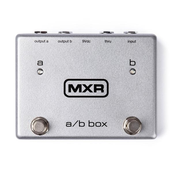 MXR A/B BOXはシンプルかつ便利なツールペダルです。1つの入力された信号を2つの出力（A/B）を選択することができます。thru（スルー端子）に入力された信号は、セレクターを介さずにそのまま出力されます。電子回路を使用しない機械スイ...