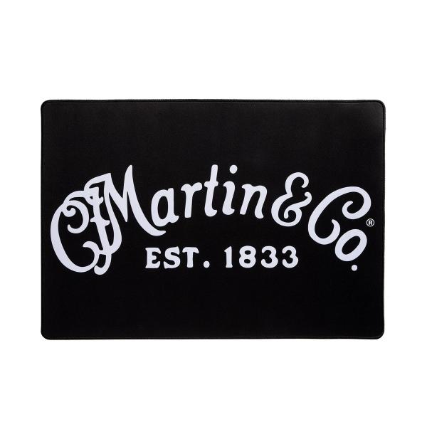◎Martinロゴが大きくプリントされたメンテナンス用ゴムマット！弦交換や指板周りのメンテナンスの際にあると絶対便利なメンテナンスマット！机上で使いやすい、ちょうど良いサイズとなった新バージョンです。使わない時は丸めて保管可能！作業時にボデ...