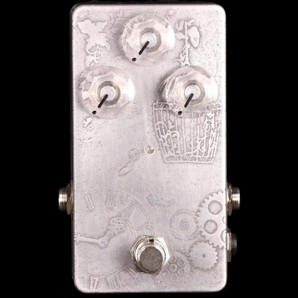 Verre"(ヴェール)は「硝子(ガラス)」をモチーフに製作されたオーバードライブです。アンプライクなドライブサウンドながらも、サウンドメイクし易く、直感的なコントロールで煌びやかな高音域が心地よいジャキっとしたクランチサウンドはもちろんの...