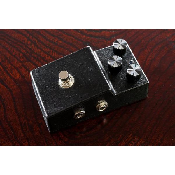 日本人エンジニアが作った伝説の名機のオーバードライブ。世界中のギタリストを魅了し、素晴らしい音楽を作り続けいるペダルを、岩手の伝統工芸品、"南部鉄器"で筐体を作成し作り上げました。■バージョンアップ内容●オペアンプの変更（MUSES01から...