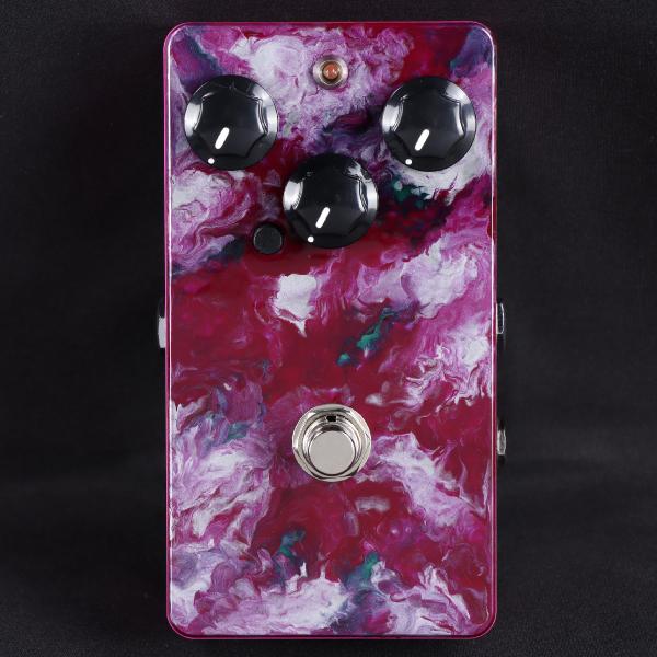 "Harmonic High Gain Distortion"として生み出された9/9ですが、実はLeqtiqueのペダルの回路設計で圧倒的に一番時間を掛けただけあり、12年が経過しましたが特に根本的な変更を行える箇所が無く、今回のEVRで...