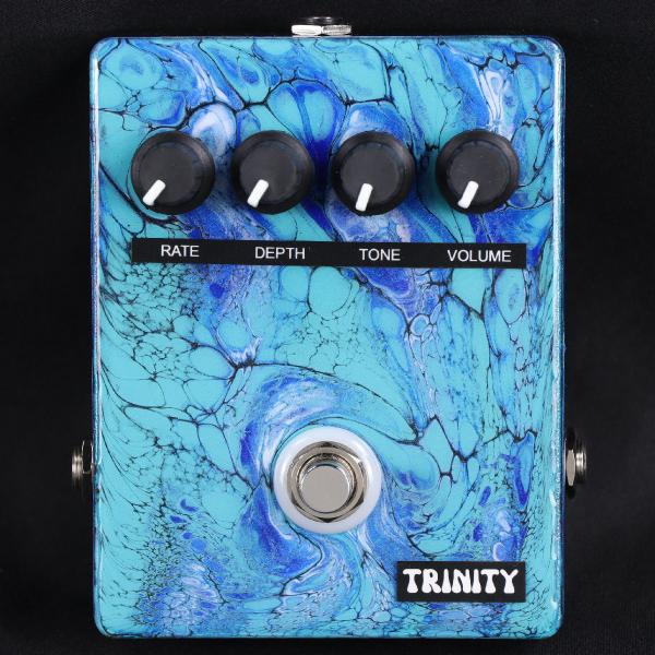 初期のアリオンコーラス SCH-1の回路をベースにして製作！TRINITY FLUID CHORUSは、初期のアリオンコーラス SCH-1の回路を基本にアリオンコーラスのモディファイの経験も活かし、低域が強調され過ぎる事もなく、スッキリ明瞭...