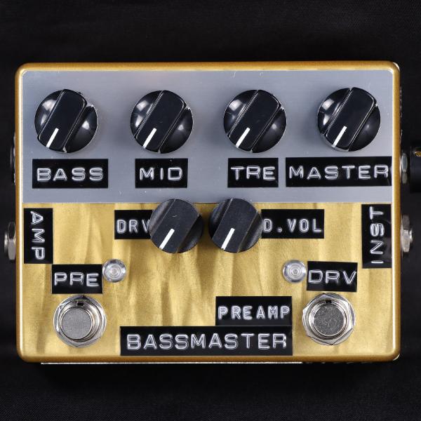 Gold Flameを纏った特別仕様の個体！！本機Bass Master Preamp は、TubeAmpのPreamp回路をディスクリート回路で完全再現したPedal Preampです。Drive回路を持たずして歪が得られるのが特徴でCl...