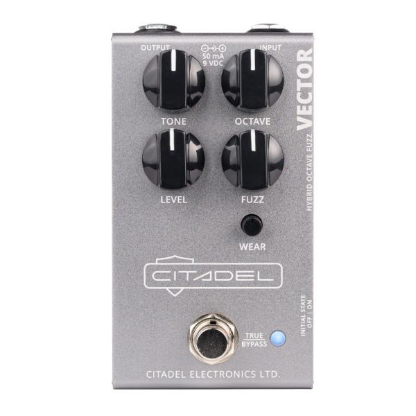 Vectorは、オクターブ・アップ効果による魔法が加わった、生々しく倍音豊かなディストーションの激流をもたらすオクターブ・ファズ・ペダルです。回路はシリコンとゲルマニウムのハイブリッドで、ビンテージを彷彿させるあたたかみのあるテクスチャーか...
