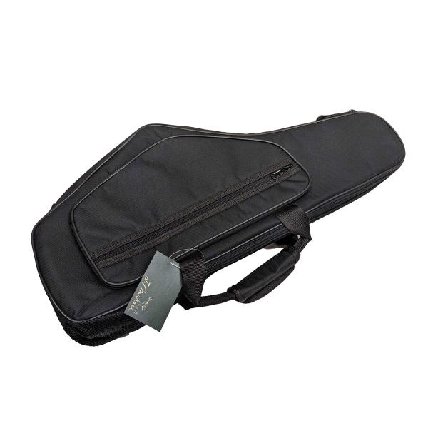 低価格ながらソフトケースとしては平均的なクッションの厚みと、表面の強度を備えています。大きなサイドポケットも付いて収納力があり、Wストラップでリュック式に背負えるシンプルなケースです。カラーはブラックのみ。アルトサックス用、ショルダーストラ...