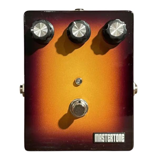 オースティン出身の素晴らしいトーンを奏でるレジェンドギタリストにインスパイアされて開発致しました。太くジューシーで伸びのあるバイオリントーンとも呼ばれる至高のトーンを再現するのに試行錯誤を繰り返し、ようやく納得行くトーンに仕上がりました。