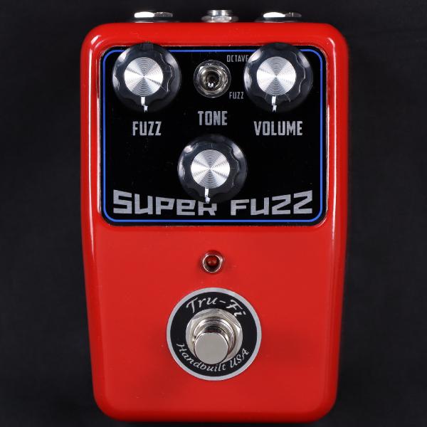 従来の筐体を2/3にダウンサイジングしたミニシリーズ！Super Fuzzバージョン2が、ミニサイズのモダンな筐体に収められて登場しました。私が「ピートのファズ」と呼ぶのは、1969年から1974年にかけてのザ・フーの黄金時代にピート・タウ...