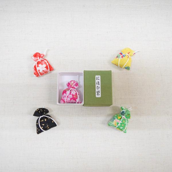 ◆商品セット内容[並香]友禅小　１ヶ縦4.3cm×横3.5cm箱入りお紐は見本と同じ、白一本になります。＊ご指定のお色系統でご用意致します。お柄は選べません。お柄の出方は見本とは異なりますのでご了承下さいませ。(細かなご希望がございましたら...