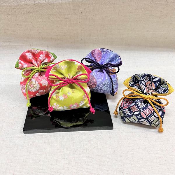 ◆商品セット内容[特製香]置き型巾着小商品の大きさ:7cm×10cm黒プラスチック台:12cm×15cm（写真のサイズ）(黒塗り台に変更の場合は、台のサイズが9×12cmになります。)箱入り・のし紙無料表書き・名入れも致します。肩書きも可能...