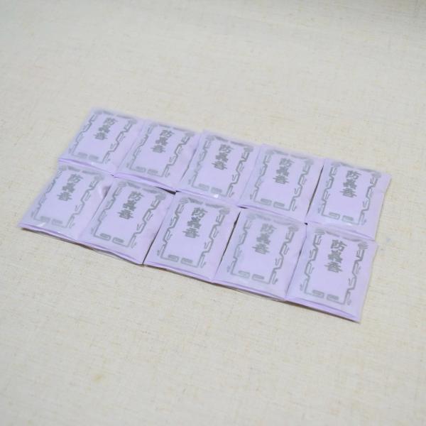 ◆商品セット内容[防虫香 上品]防虫香 上品 １０ヶ入　通常の防虫香に比べ、移り香が柔らかく上品になります。箱なしビニール入り1枚のサイズ　約5.5cm×約4.5cm○ご使用方法人形・掛け軸・書画や衣類などの防虫剤として箱や引き出しの隅に適...
