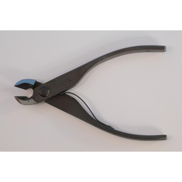 【訳アリ?】こちらの商品は未使用品ですが、刃の部分に錆がみうけられるため、お安くご提供させて頂きます。ご購入の際には上記をご理解の上ご購入下さいませ。?植替時、根を切る際に使用します。・メーカー：東京芳光・サイズ(cm)　全長：11.2　横...