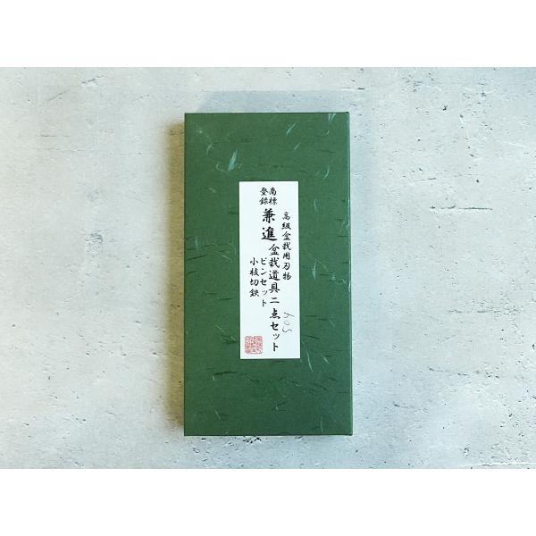 盆栽道具の老舗メーカー「兼進刃物製作所」製の兼進刃物です。盆栽のお手入れに欠かせないピンセットと小枝切ばさみの使いやすい 2点セットでの出品になります。長年多くの盆栽愛好家に支持されているメーカーならではの、しっかりとした作りと切れ味が魅力...