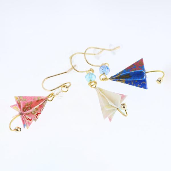 友禅和紙を使用した傘モチーフのピアス発色の良い折り傘が耳元を鮮やかに彩ってくれます【サイズ】全長：4.5cm　折傘：約2.5cm【素　材】合金、和紙【配　送】クリックポスト（送料無料）/宅急便【注　意】紙の取り位置により柄の出方が異なります...