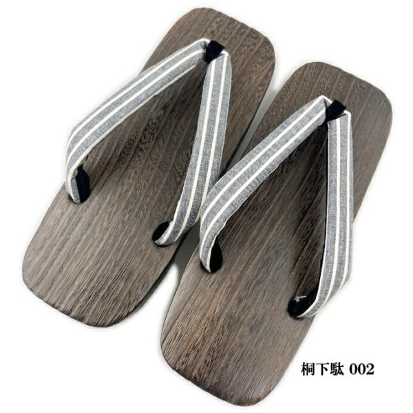 桐を使用したシンプルなデザインの下駄です。素材台：桐鼻緒：布サイズ：L（9寸）約26.0cm〜27.0cm日本製軽量送料無料商品ですが、送付先が沖縄県の場合800円、北海道の場合400円の送料が発生いたします。また、離島は沖縄県の離島は80...