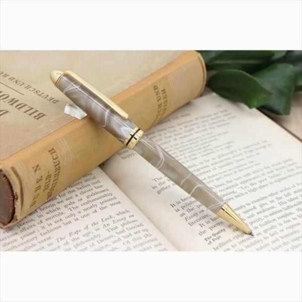 海を望む絶景が楽しめる長崎の外海(sotome)…世界遺産にも指定された歴史あふれるこの地で、手仕事のぬくもりが伝わる一点物のペンを製作しています。カラフルで美しい透明感のあるアクリル素材を一点づつ丁寧に削り出し、美しい艶が出るまで丹念に磨...