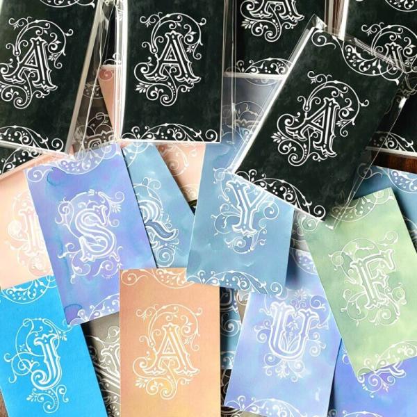 お持ちのインクを楽しく使い切る！ぬりたくり絵カードのご提案。紙に水を弾く透明なインクで図案が印刷してあり、水性の万年筆インクをぬりたくると、絵や文字が白く浮かび上がってくる仕組みです。絵が苦手でも、字が下手でも、ぬりたくるだけで憧れのクリエ...