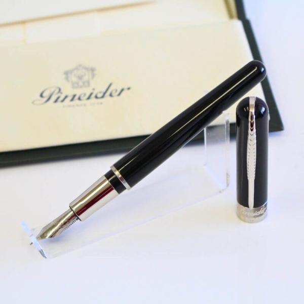 アバターブラックは、深みのある黒が静かに輝く、ピナイダーらしい洗練をまとった万年筆です。光を受けるとわずかに表情を変えるブラックボディは、シンプルでありながら確かな存在感を放ち、ビジネスシーンでもプライベートでも上質な印象を添えてくれます。...